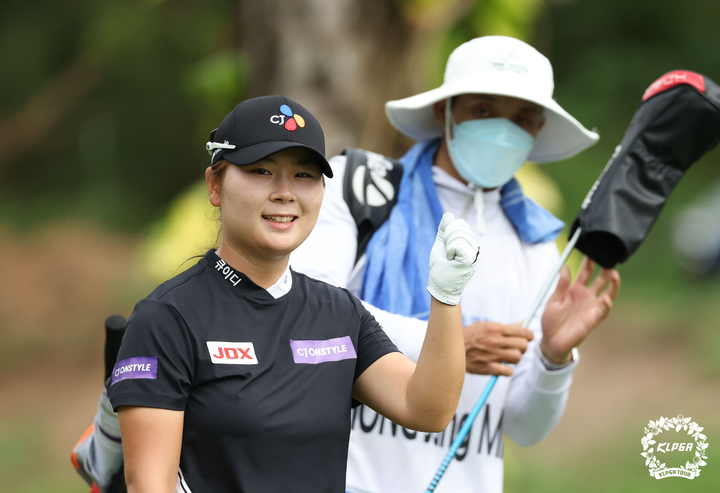 홍정민, 연장 끝 방신실 꺾고 KLPGA 매치플레이 16강