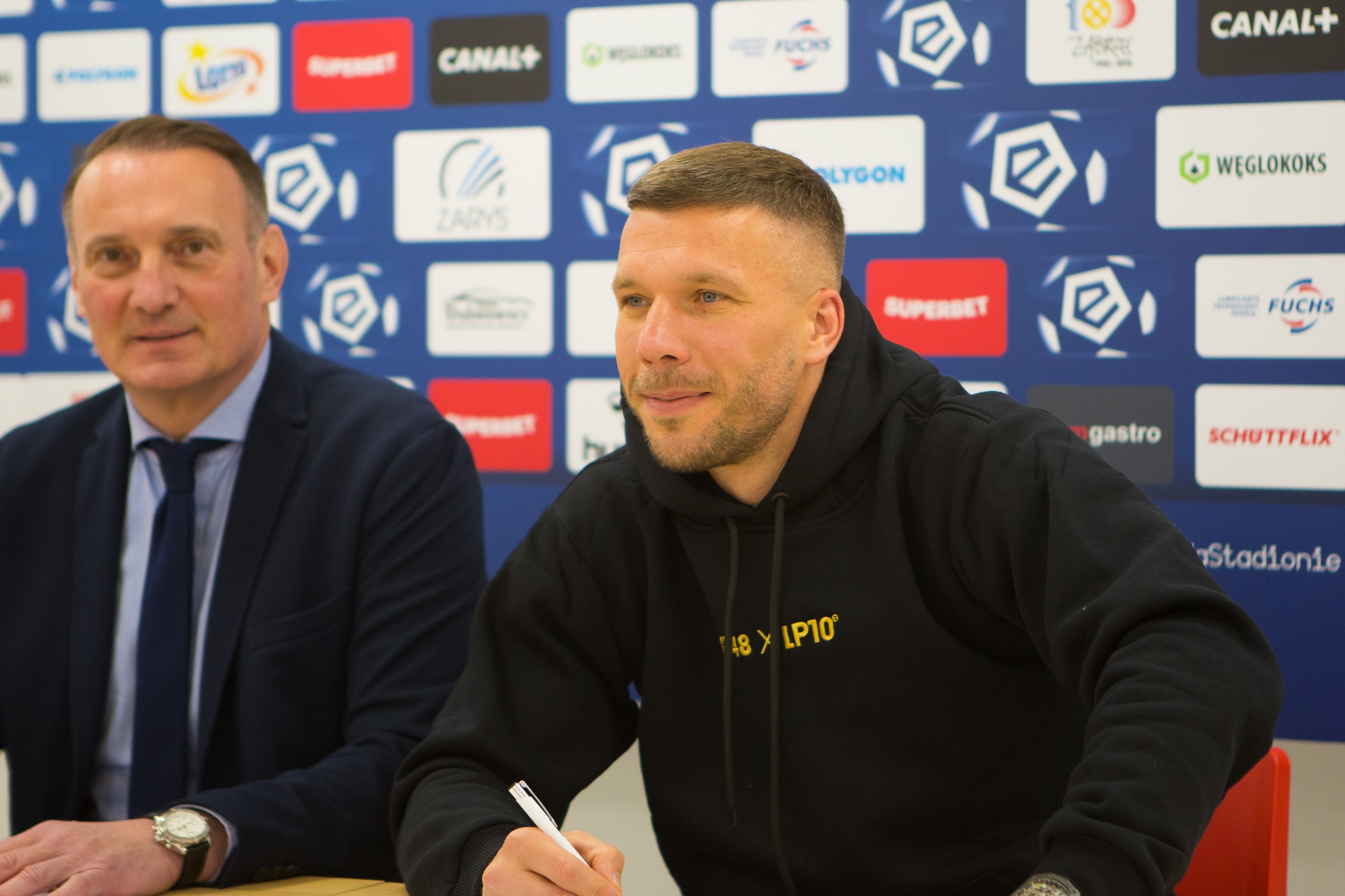 [오피셜] 놀랍게도 아직 현역…독일 레전드 FW 재계약 체결