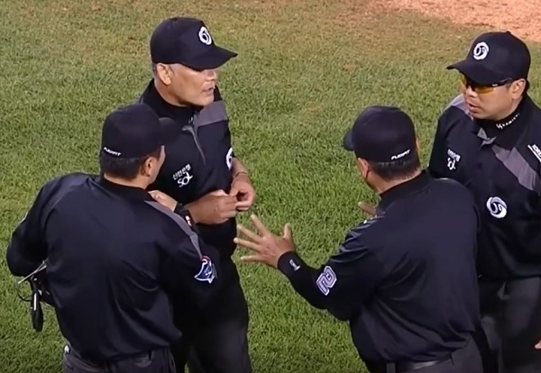 “대기심도 중계화면 보고 타격방해 사인” 잠실 오심 인정, 수비방해 의견 전한 심판도 있었다