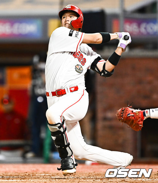 3루타 날리는 SSG 조형우 [사진]