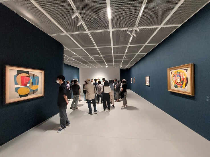 그림 지상주의자 김환기의 삶…물결 치듯 담아낸 ‘품격의 전시