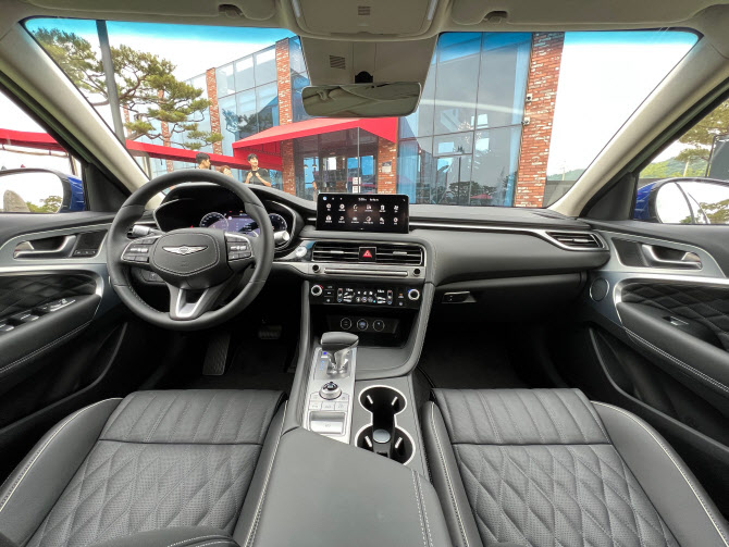 ‘우아함 속 쾌감’..제네시스 G70, 스포츠 세단의 정수[시승기]