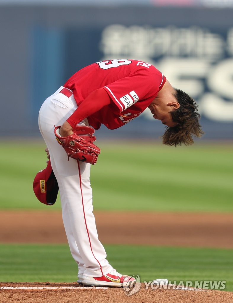 'WBC 음주' SSG 김광현 90도 인사