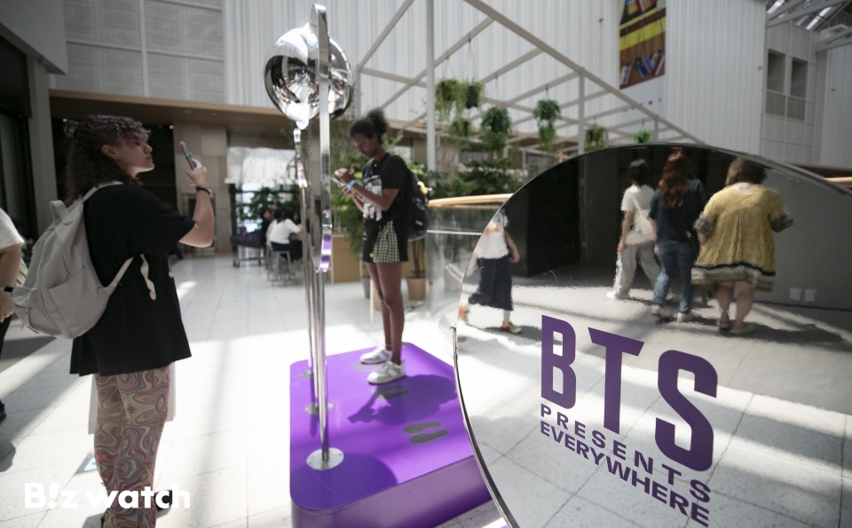 '보랏빛 물결' BTS 10주년 페스타 시작
