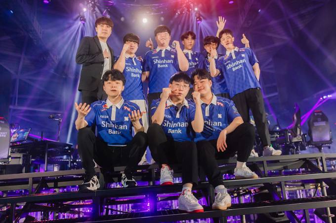 엇갈린 한국팀의 희비…DRX는 PO 진출, T1은 탈락 [VMT]