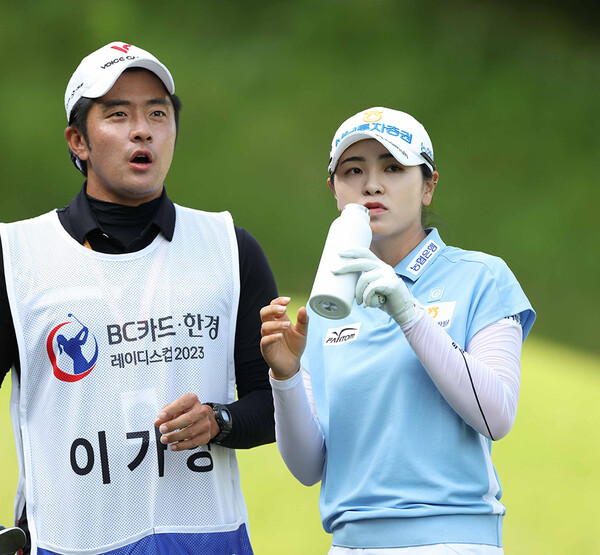 기다림 끝에 우승 기회 맞은 이가영 "열심히 해도 잘 안되니까…자신감이 떨어지더라" [KLPGA BC카드 레이디스컵]