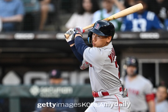 164km 강속구에 정강이 강타당한 'WBC 타점왕' 한숨 돌렸다…골절상은 피했다