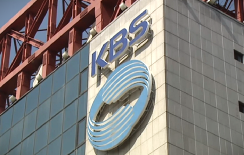 與 "KBS '文비판' 앵커 멘트 무단 삭제…사장이 책임져야"