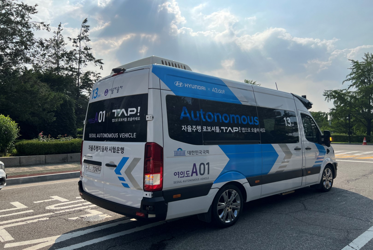 Self-driving buses start operation in Yeouido: Seoul city