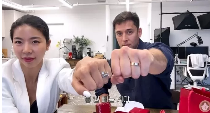 줄리엔 강♥제이제이, 까르띠에 웨딩반지 끼고 “내년 봄 결혼 목표”