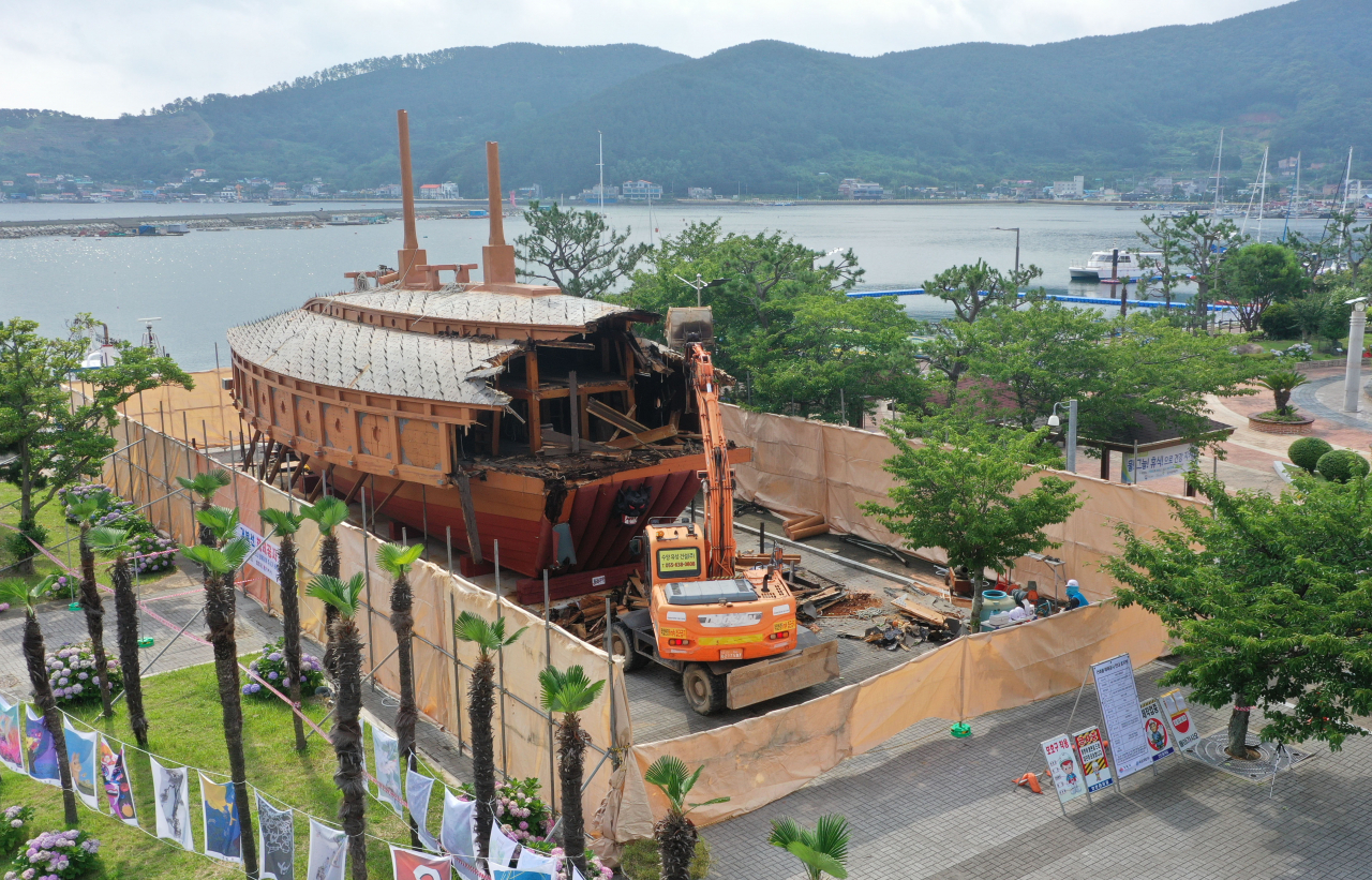 1.6 billion won turtle ship replica is torn down, to be sold to junk shop