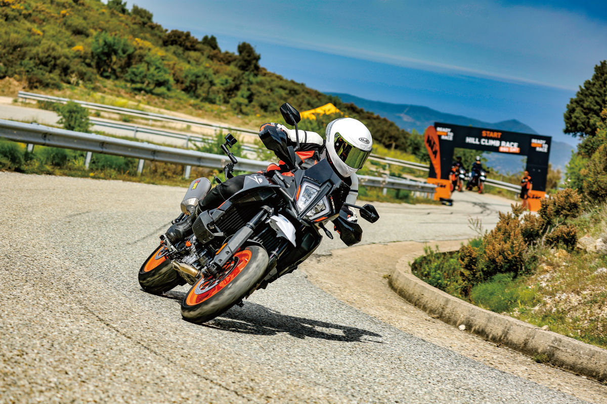 더 역동적인 투어를 위해, KTM 890 SMT