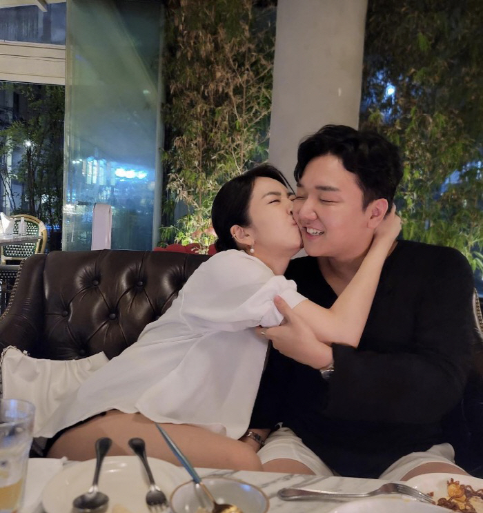 배슬기 ♥심리섭이 그렇게 좋나…식당서도 진한 스킨십