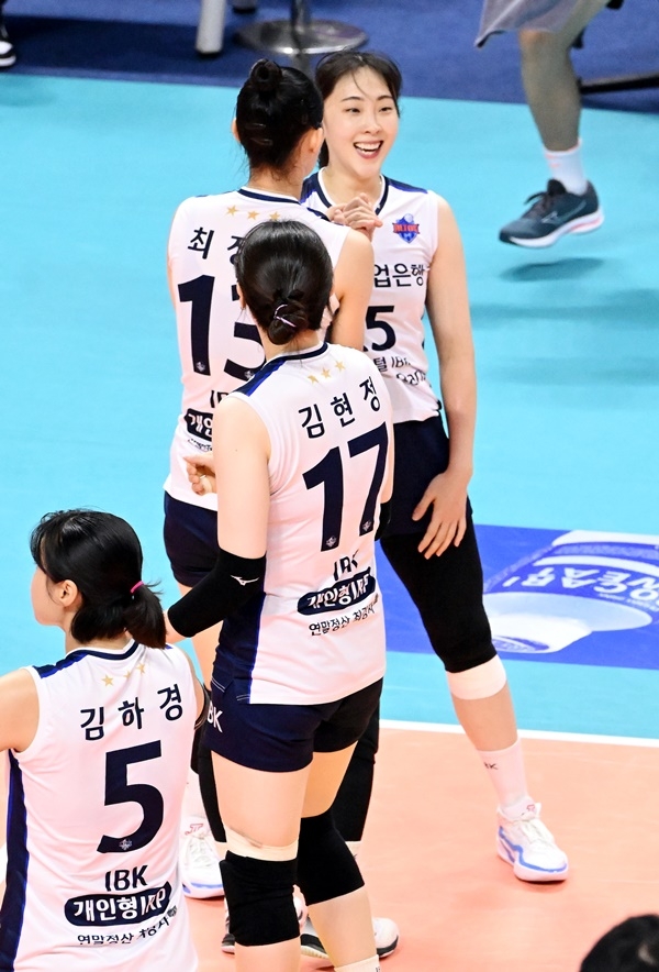 ‘9억 이적생 황민경 맹활약’ IBK, ‘김연경 빠진’ 흥국생명에 완승…‘문지윤 19점’ GS도 촌부리 완파