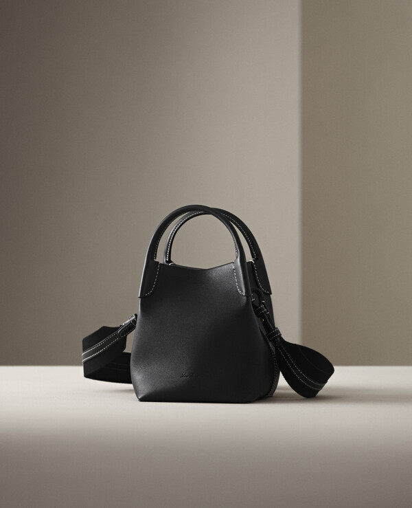 로로피아나 여정을 담은 아이코닉한 무드의 베일 백 Bale Bag 선보여