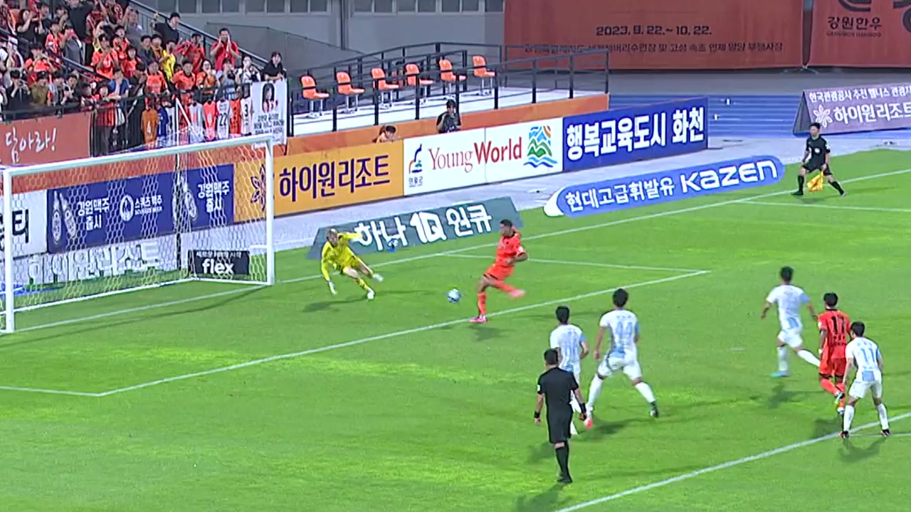 강원FC, 11년 만에 선두 울산 꺾고 최하위 탈출