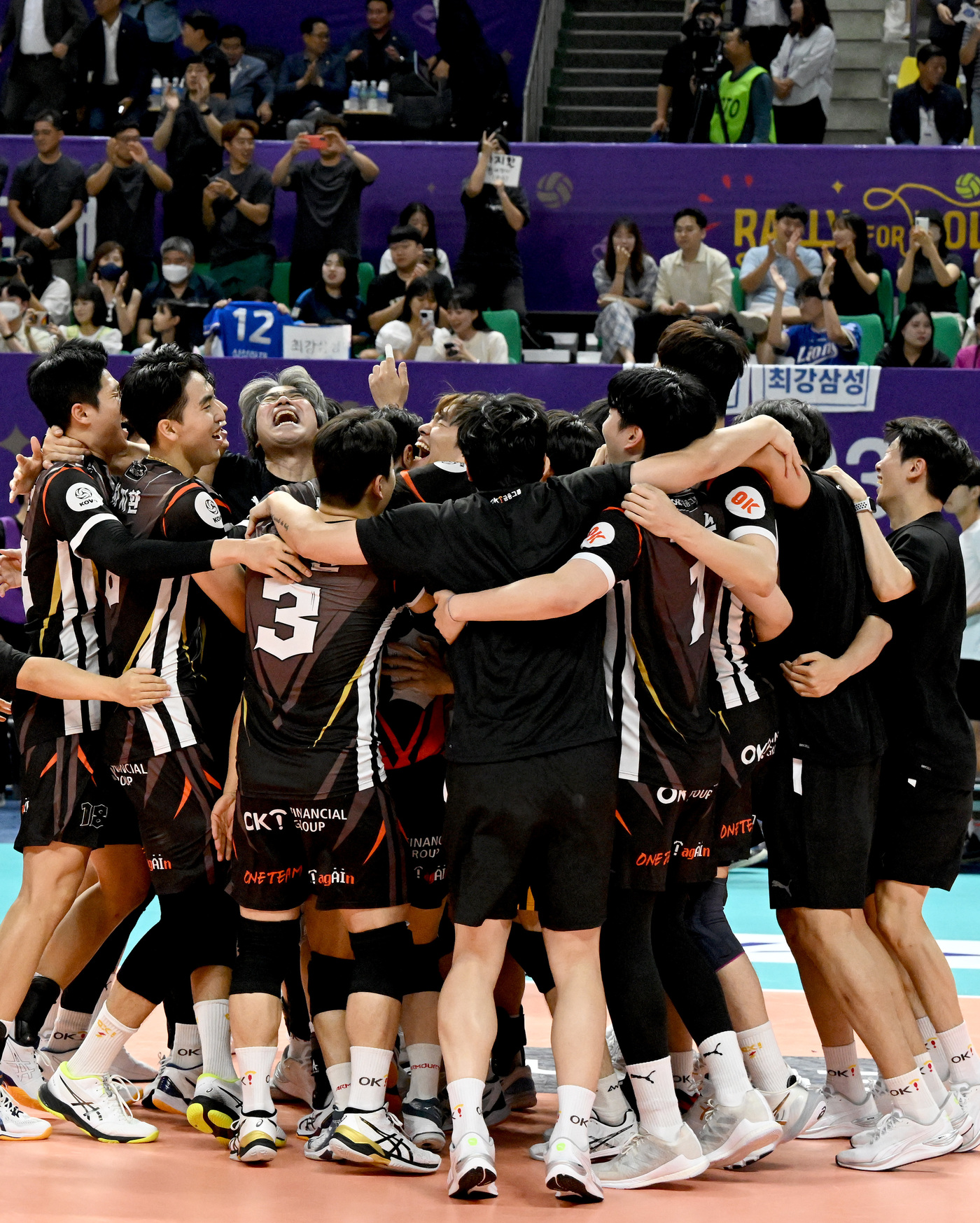 달라진 OK금융, 레오·바야르사이한 합류로 시즌 앞두고 기대감