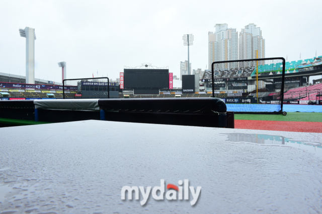 거센 빗줄기가 쏟아졌다…수원 KT-KIA 맞대결 우천 취소→KIA 18번째, KT 11번째 취소 [MD수원]