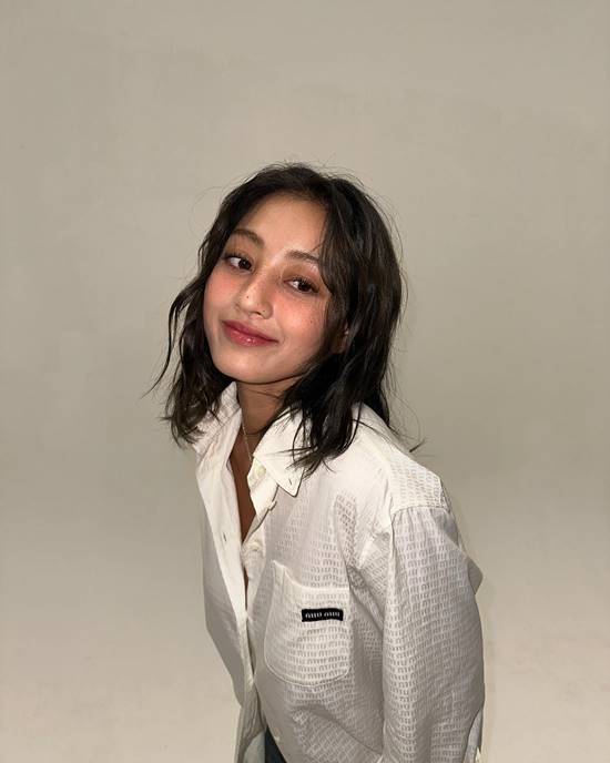 트와이스 지효, 구릿빛 피부+흰 셔츠 치명적 매력…'美친 분위기'