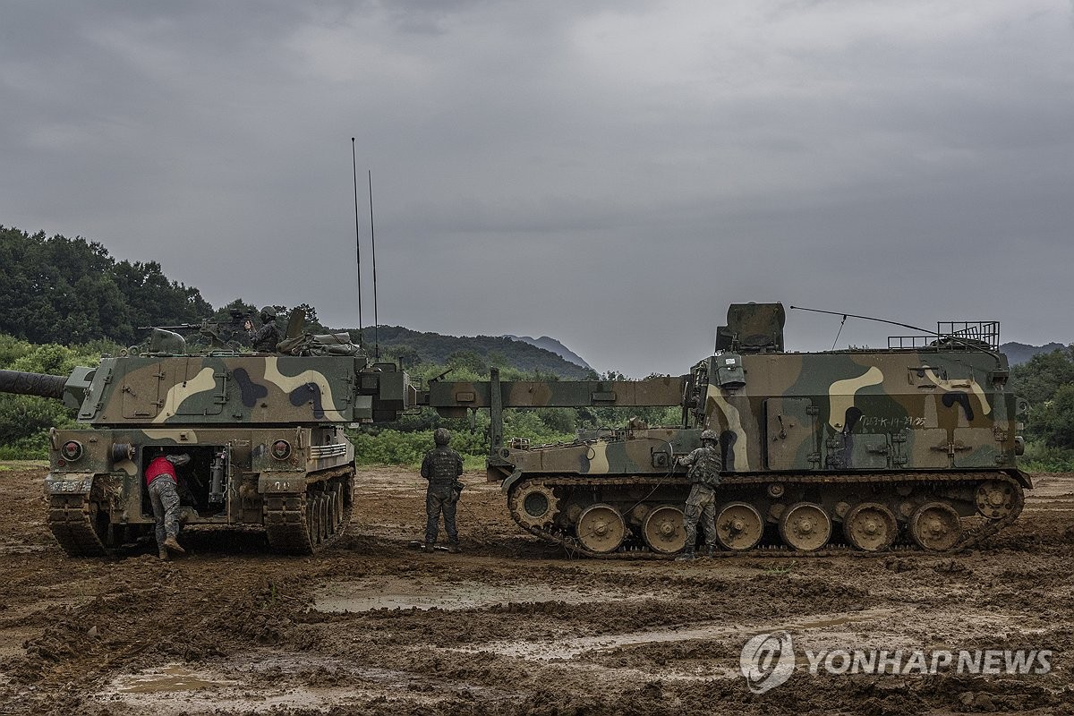 탄약 보급하는 K10