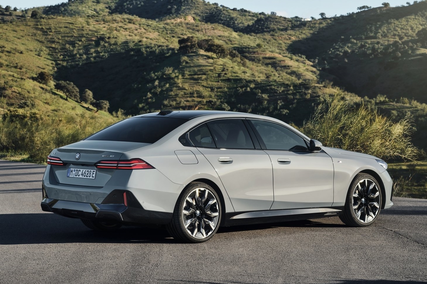 8세대 BMW 5시리즈 사전예약 실시, 시작 가격은 6,940만 원부터! | 로드테스트