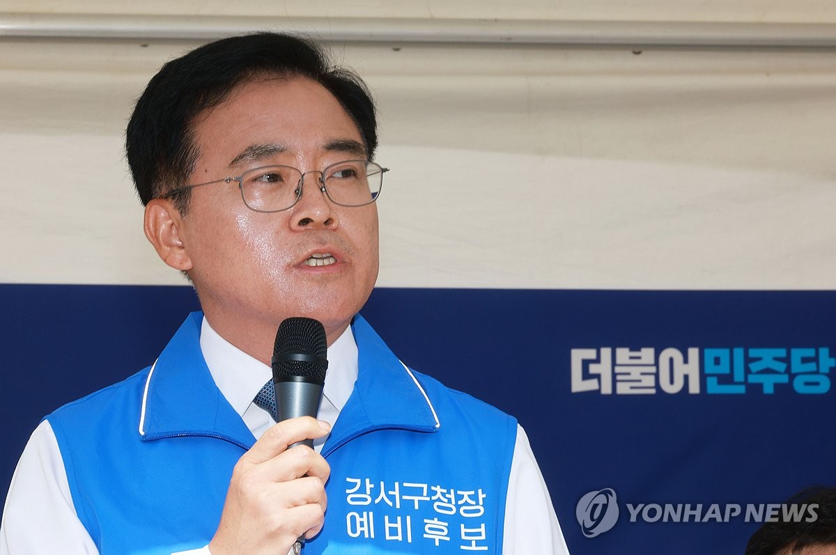 발언하는 진교훈 후보