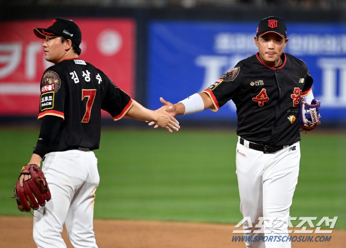 SSG를 5위로 끌어내린 39세 세이브 2루수의 슈퍼캐치→묘기 송구. 수비로 KS MVP 받을 만 했다[SC플레이어]