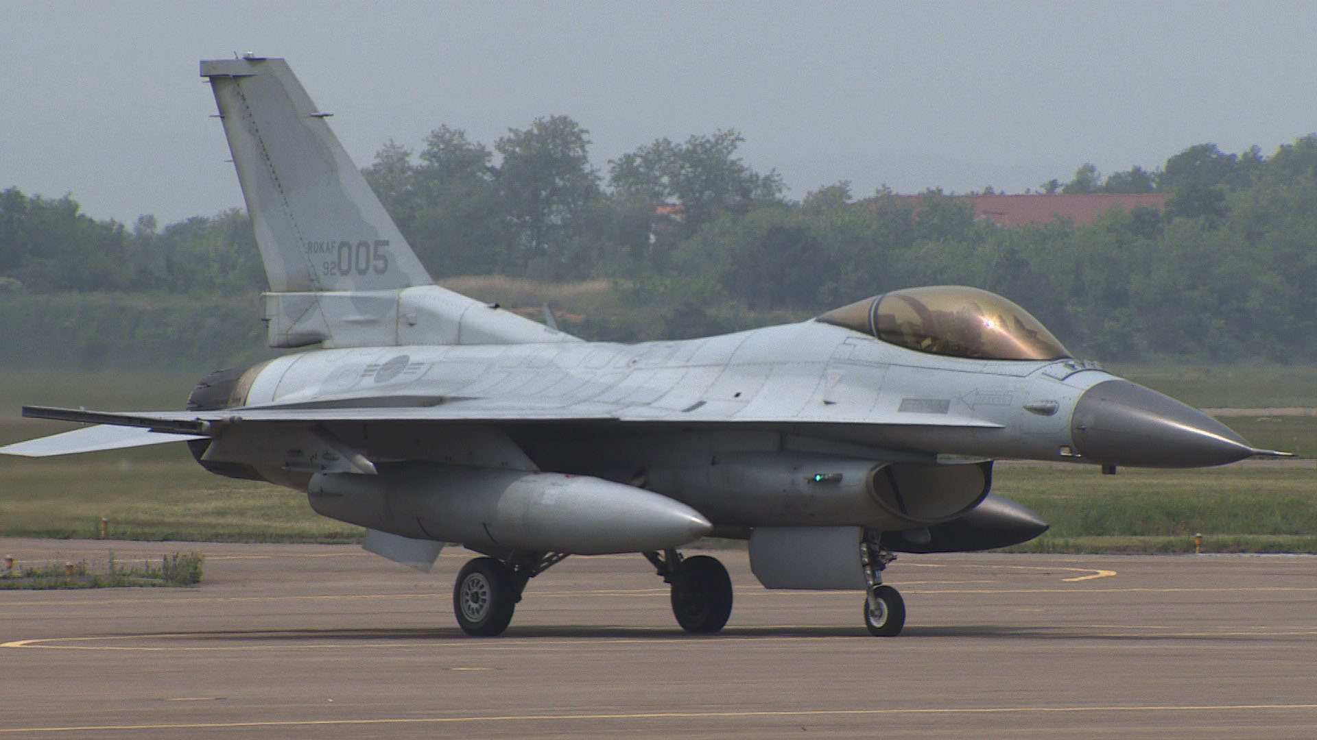 충남 서산서 공군 전투기 KF-16 추락…조종사 비상탈출