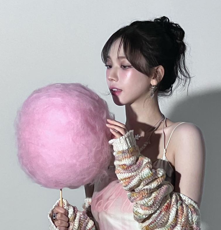 에스파 카리나, 솜사탕 들고 소두 인증..'상큼美' 만개[스타IN★]