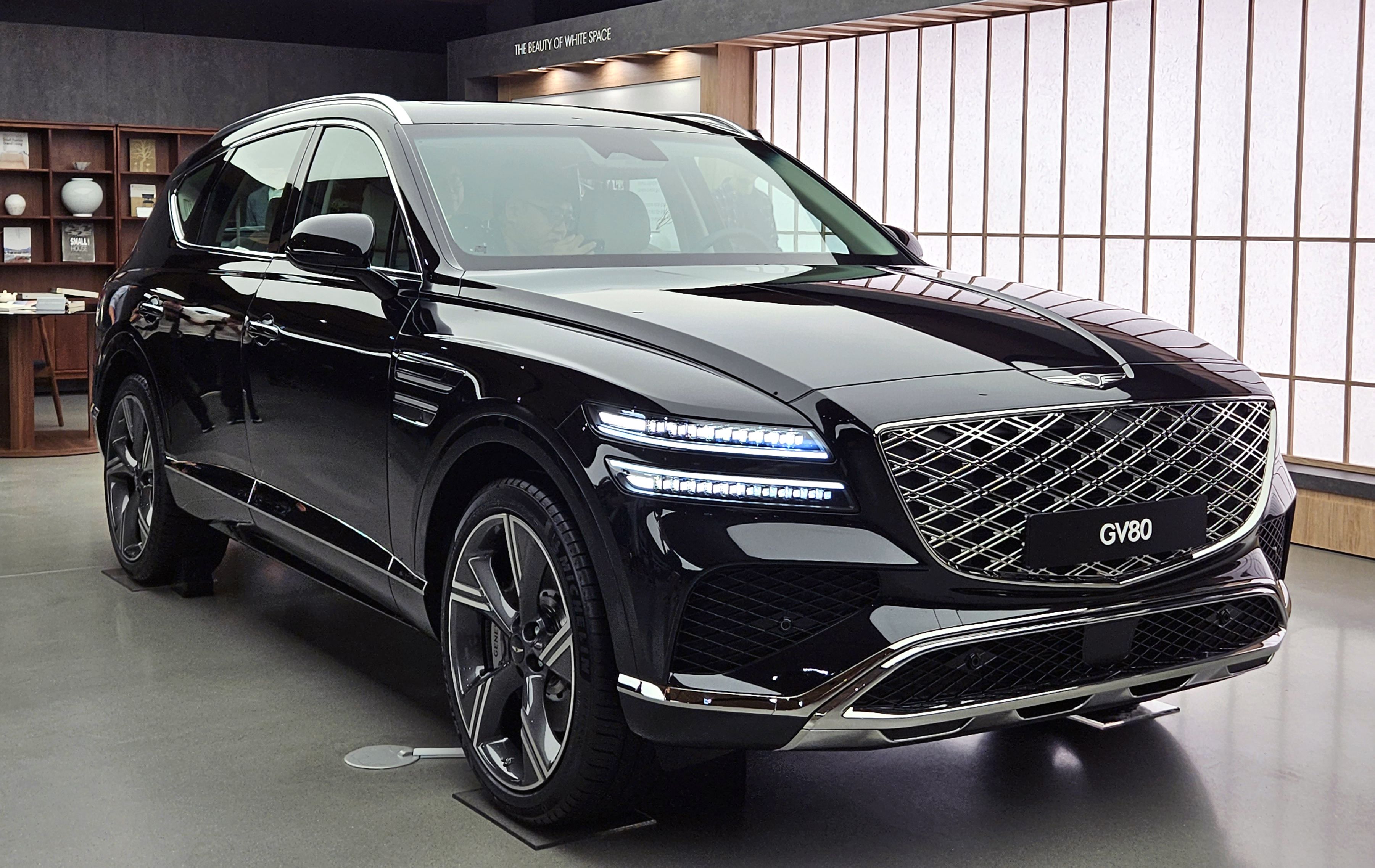 27인치 OLED 디스플레이 탑재한 신형 제네시스 GV80