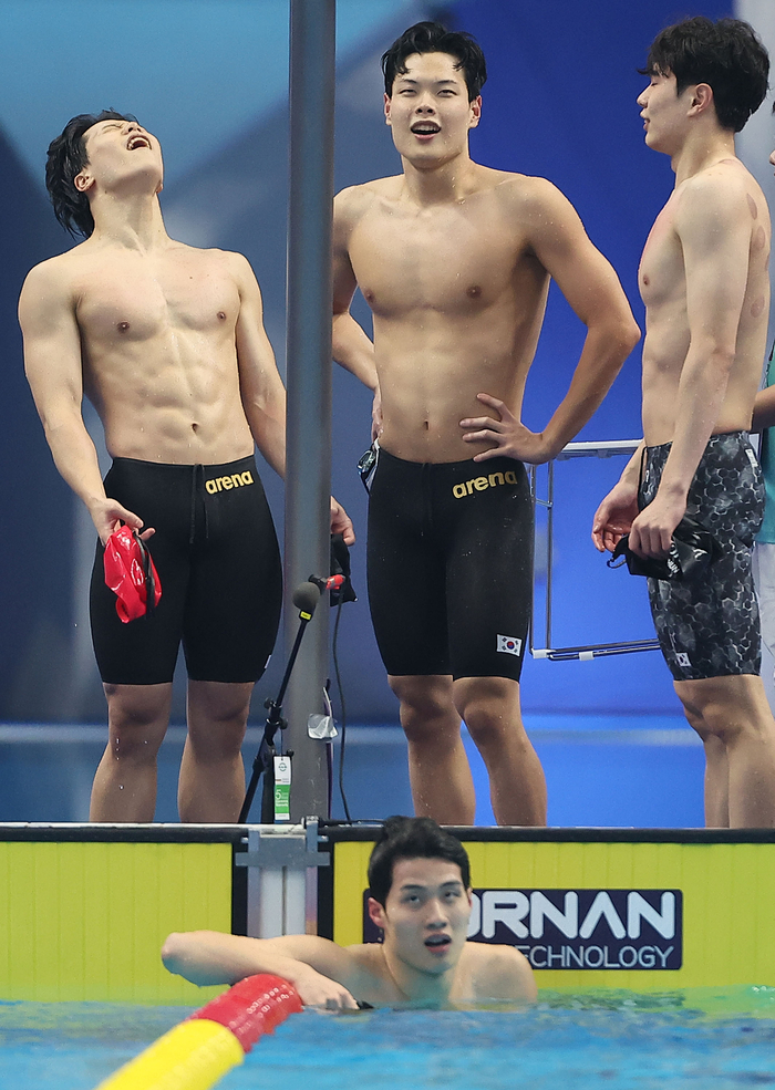 김우민, 쑨양 넘어 AG 자유형 800m 정상 ‘2관왕’···황선우는 마지막 남자 계영 400m서도 은메달 ‘메달 6개’ 마감