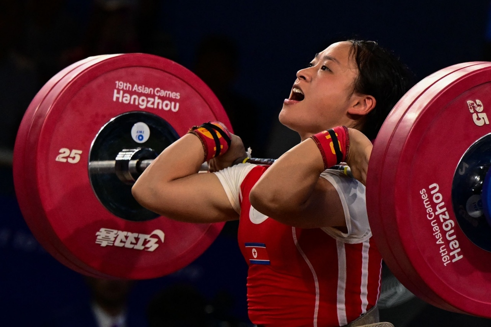 북한 역도 리성금, 여자 49kg급 세계 신기록으로 금메달 '번쩍' [항저우AG]