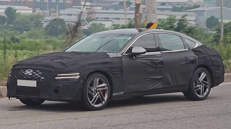 "48V 일렉트릭 슈퍼차저 탑재되나?" 제네시스, 'G80 스포츠 페이스리프트' 포착 | M투데이