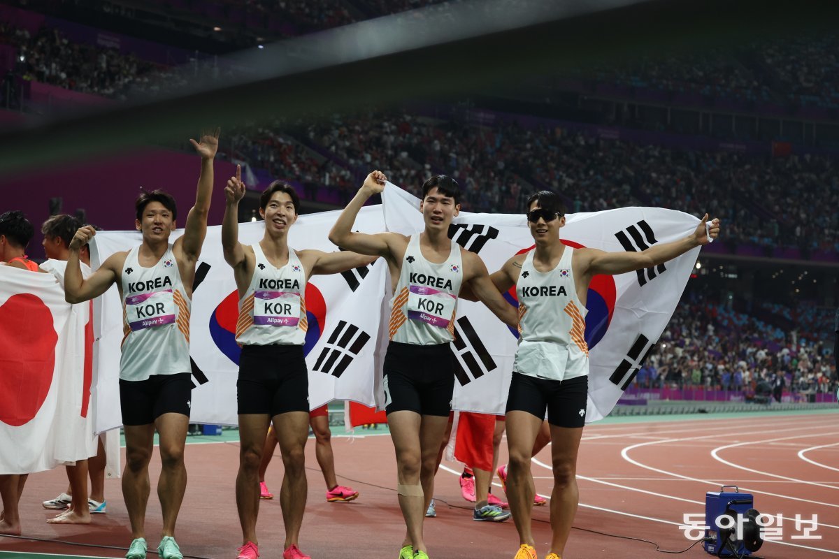 男 400m 계주, 37년만 AG 메달…김국영 “마지막 대회서 첫 메달” 감격