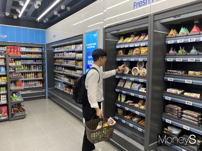 [르포] "입장부터 달랐다"… '사람 없는' AI 편의점 가봤더니