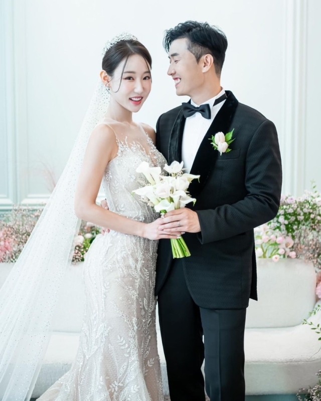 유부녀 된 지 일주일… 김자연 10살 연상 ♥이상호와 본식 사진 탈탈탈
