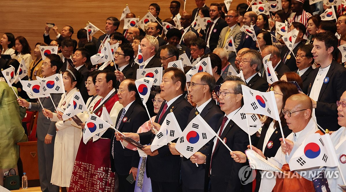 한글날 노래 부르는 이상민 장관과 참석자들