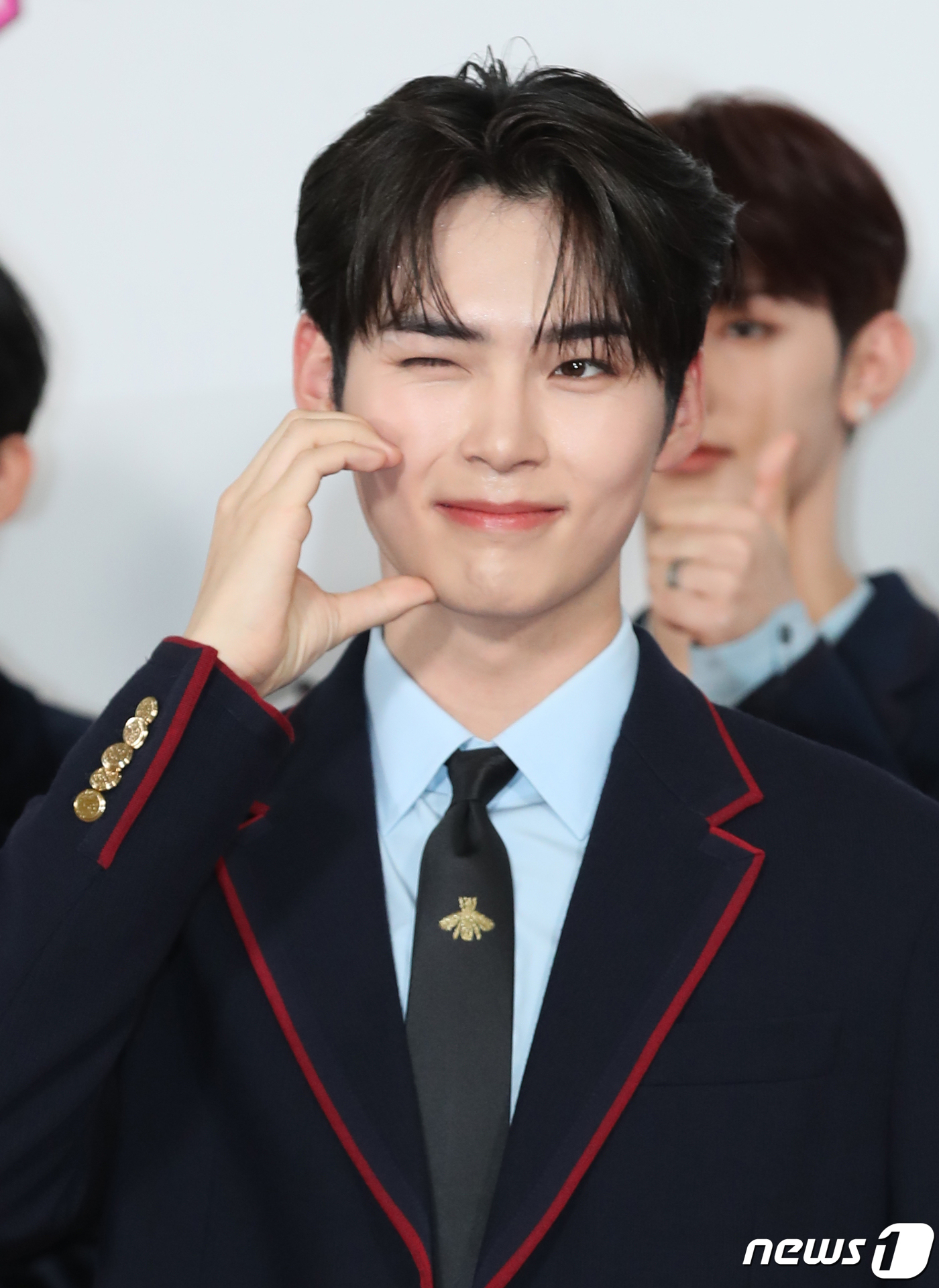제로베이스원 성한빈, 윙크와 하트를 동시에