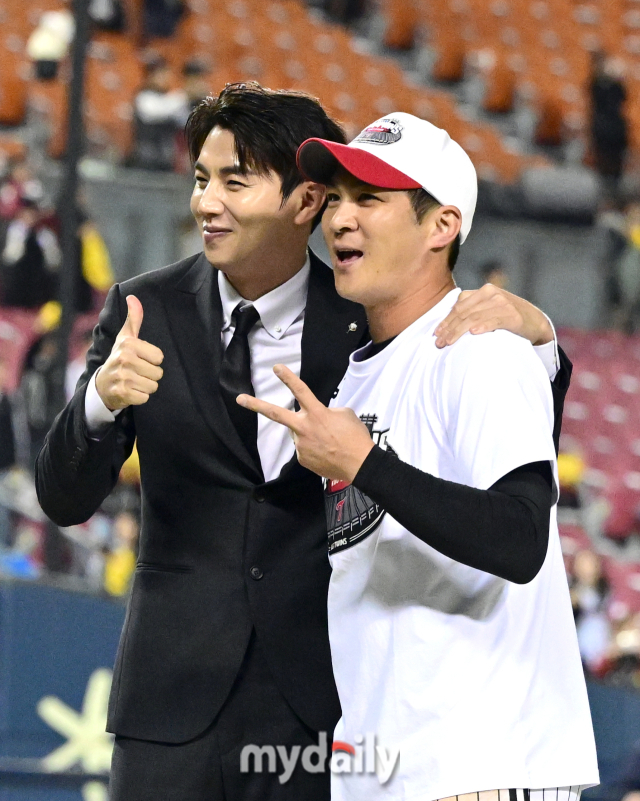 10년 만에 잠실에 울려 퍼진 '슈퍼소닉 응원가'...은퇴한 선배 챙기는 우승 캡틴, 이대형과 함께하는 슈퍼소닉 오토바이 응원 ...