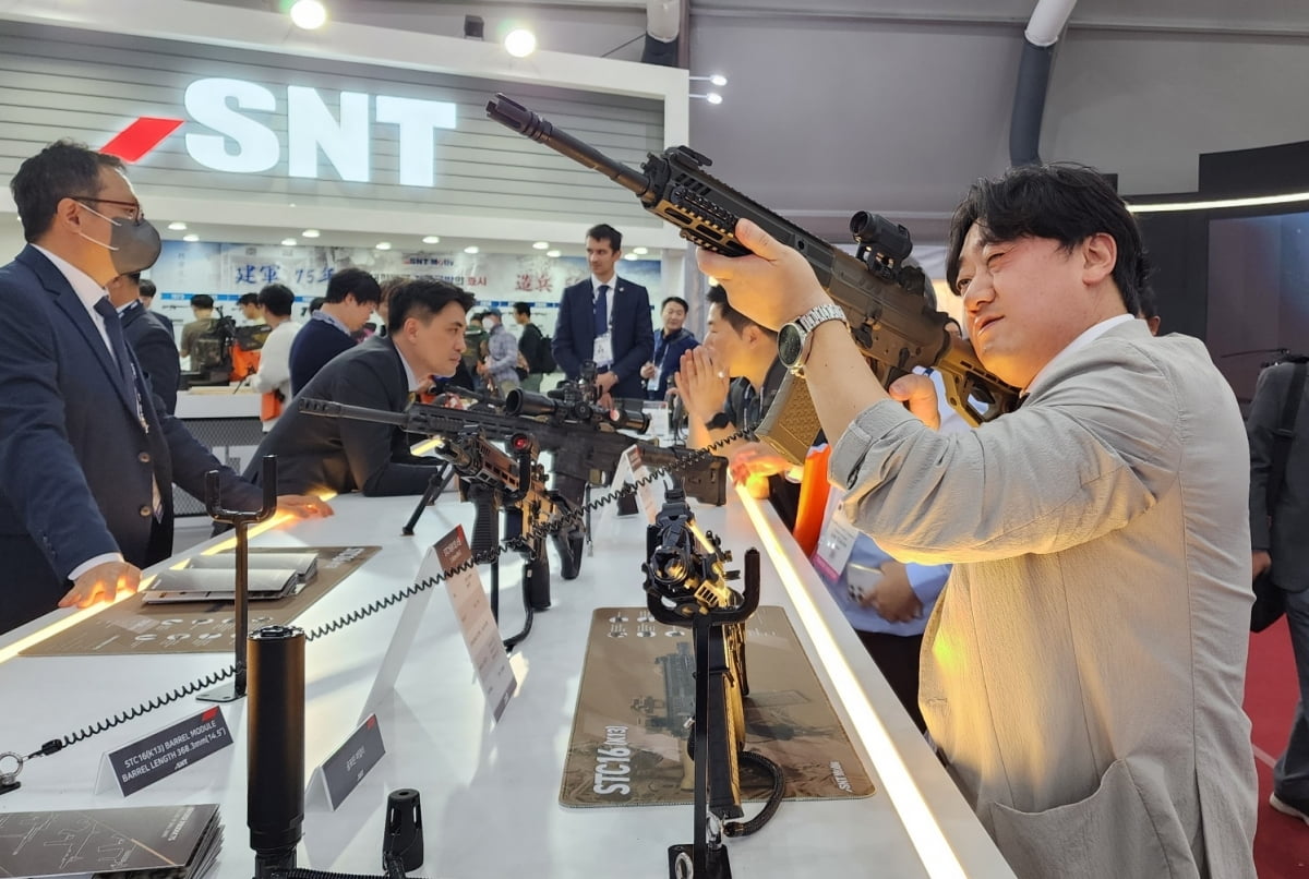 예비역들 '북적북적'…K13 기관단총 앞세워 '잭팟' 노린다 [최형창의 中企 인사이드]