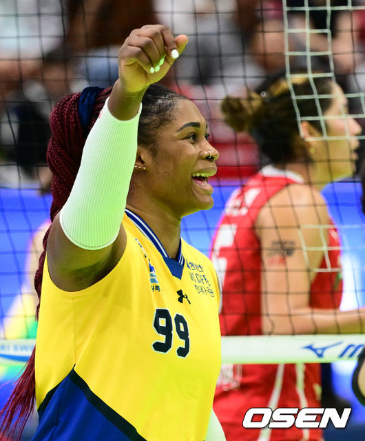 '모마&위파위 46점 합작' 현대건설, IBK 기업은행에 3-1 승리...우리카드 3연승 휘파람