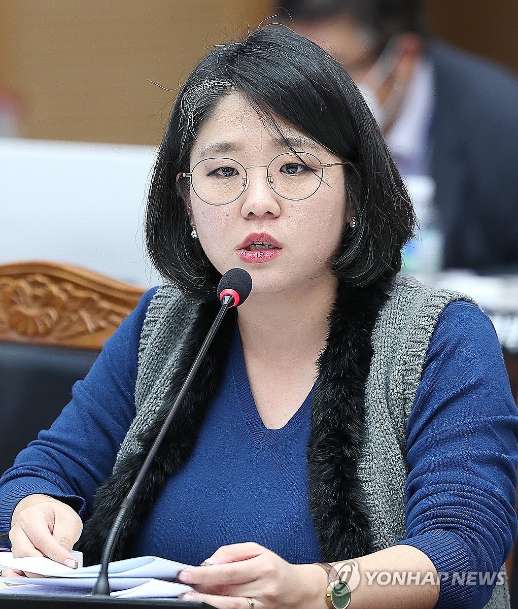 국감서 질의하는 용혜인 의원