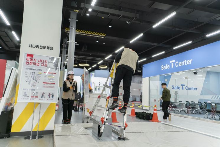 [르포]VR로 30층서 추락체험…SKT 안전체험교육관