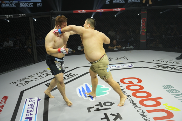 ‘로드FC 066’ 맘모스 김명환, 심건오를 잠재운 강력한 펀치.. 1R TKO 승