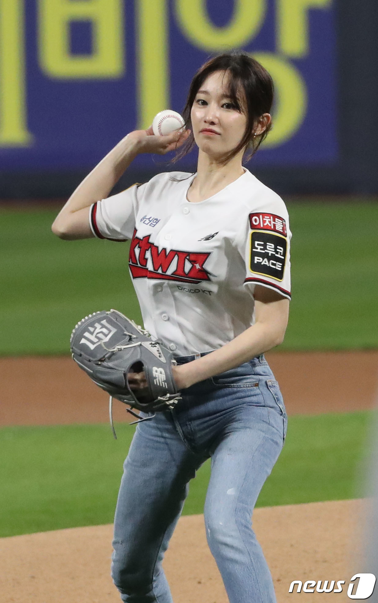 배우 전종서, kt-NC 1차전 시구