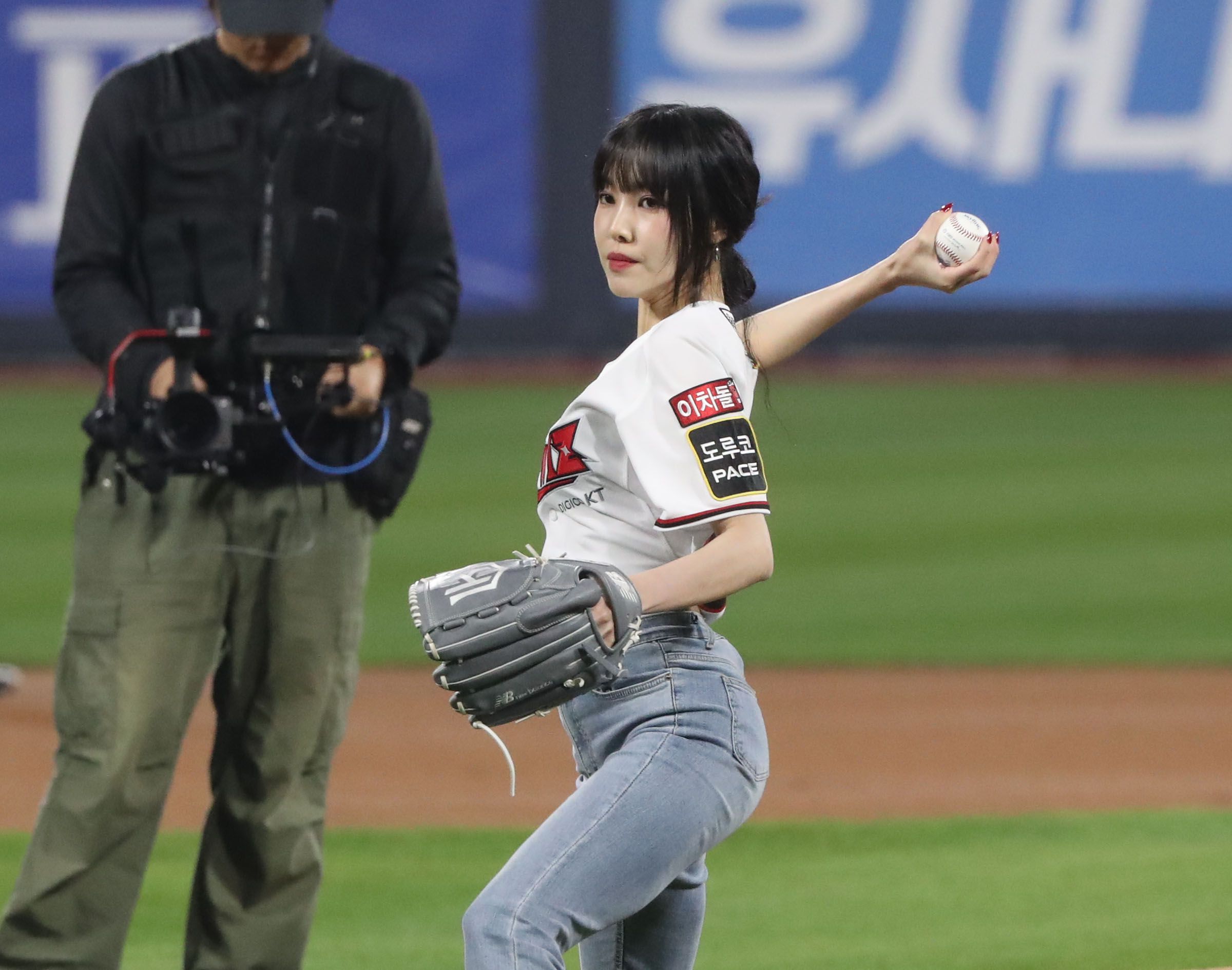 ‘우연히 가을’ 유주, NC-KT PO 2차전 앞서 시구