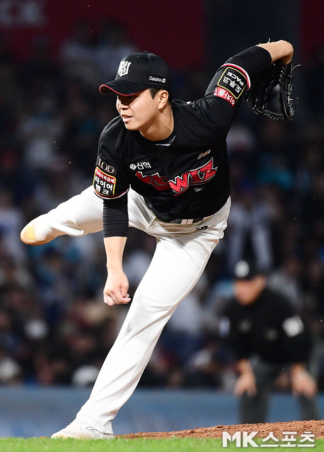 7회에 등판한 KT 손동현 [MK포토]