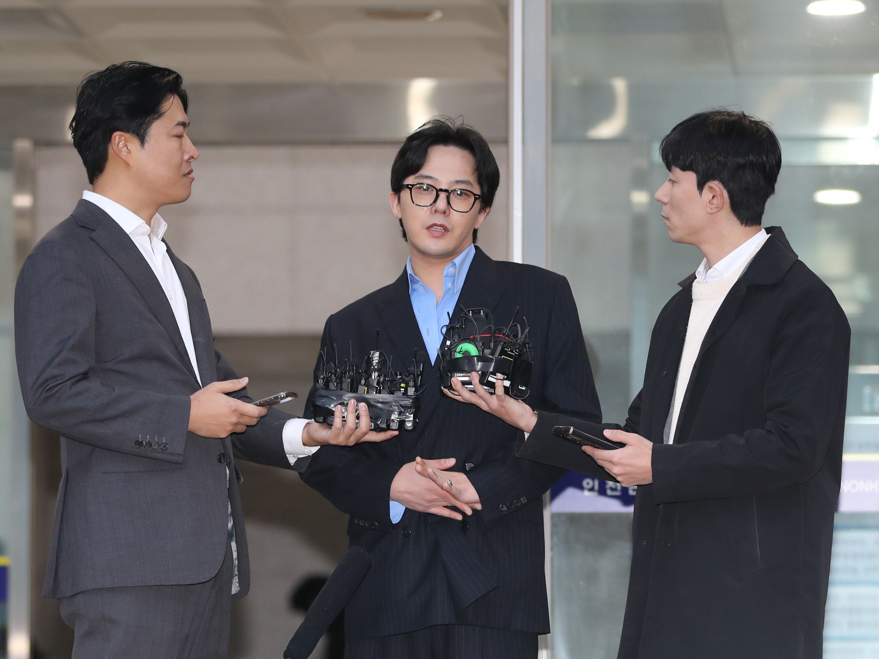 ‘마약 혐의’ 권지용, 조사 내용 묻자 “웃다 끝났다, 장난이고요...”