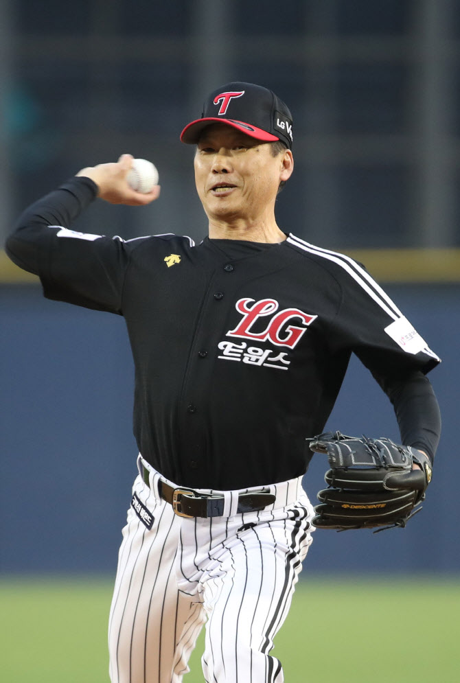 '1990·1994년 LG 우승 배터리' 김용수-김동수, KS 1차전 시구·시포