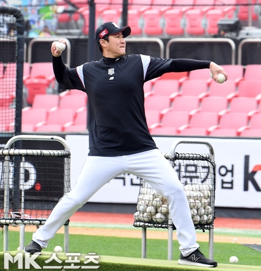 KT 초대 감독 조범현-유한준 타격 코치, KS 3차전 시구 및 시타 맡는다 [MK KS3]